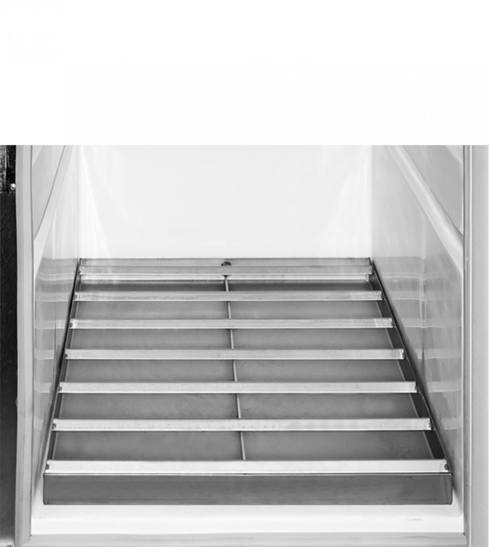 Liquid collection tray for insulated containers